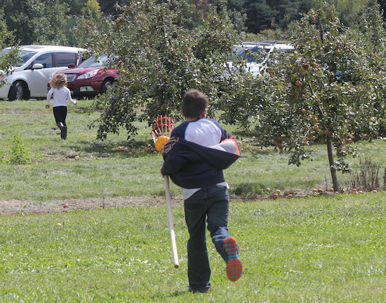 10 Apple picking 2014 kids running - Bistro Chic